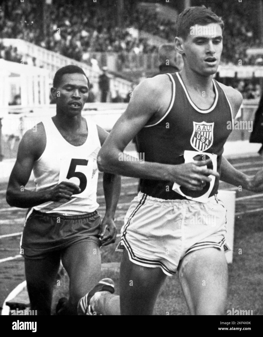 Jim Ryun (USA) leads Kipchoge Keino (No 5) during the Emsley Carr Mile ...