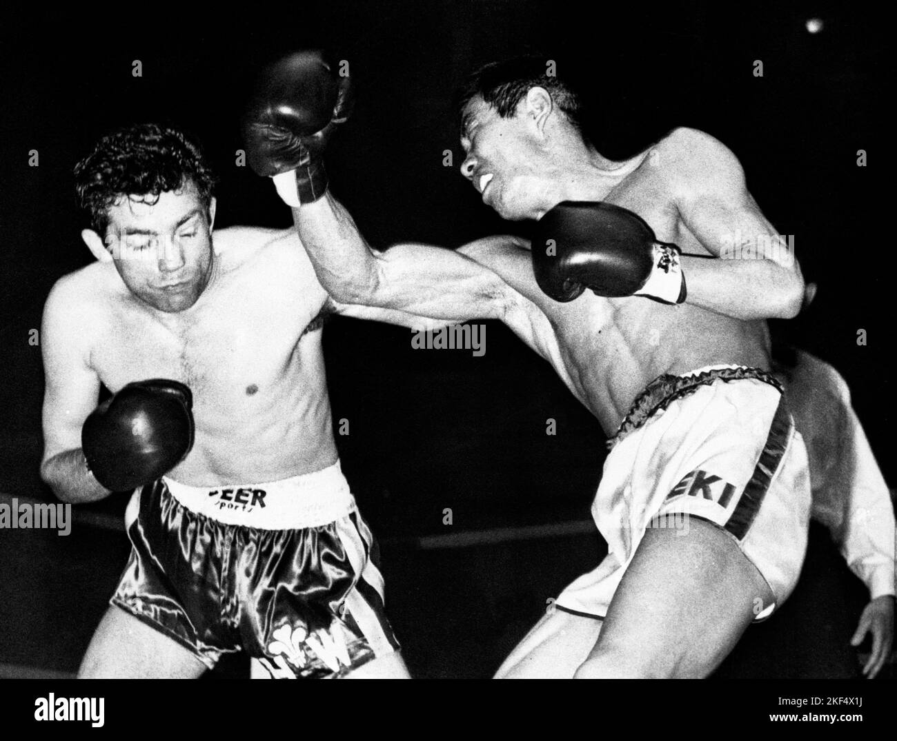 Mitsunori Seki swings a punch at Howard Winstone (l Stock Photo - Alamy