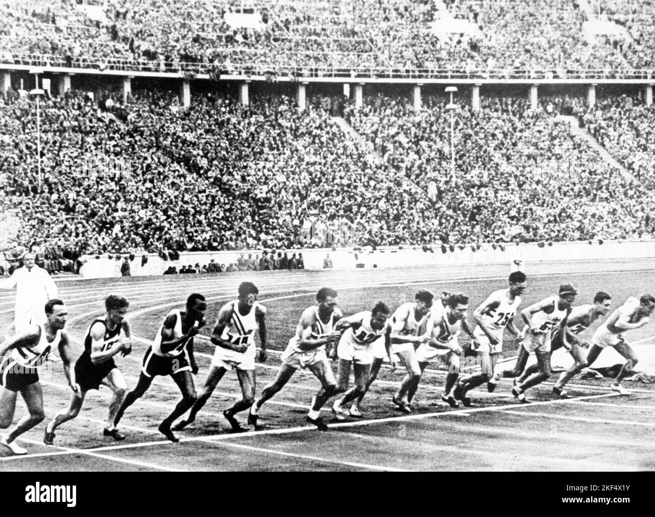 The start of Men's 1500 Metres Stock Photo - Alamy