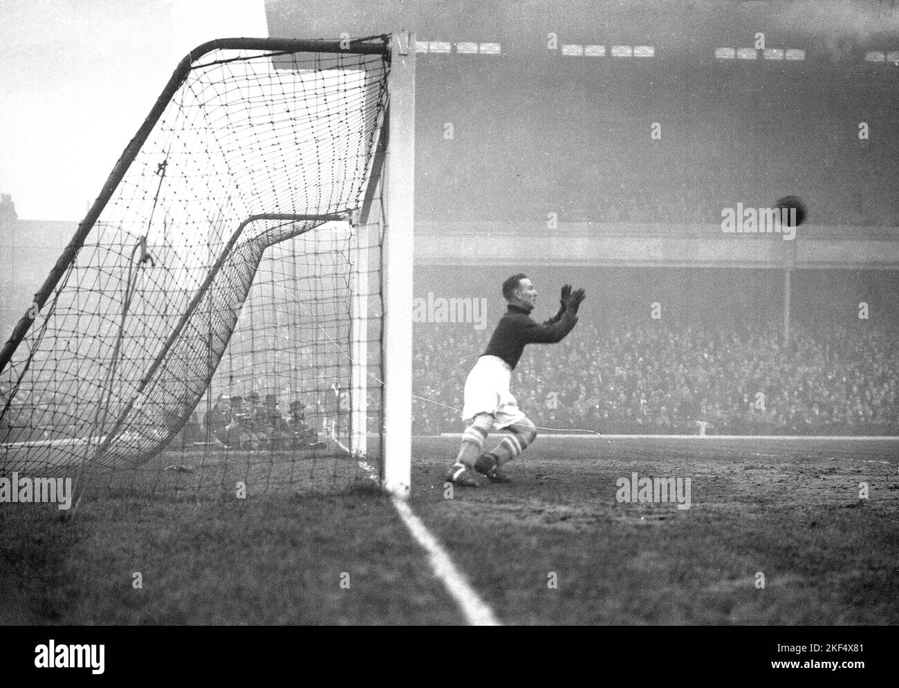 Birmingham's goalkeeper Harry Hibbs Stock Photo - Alamy