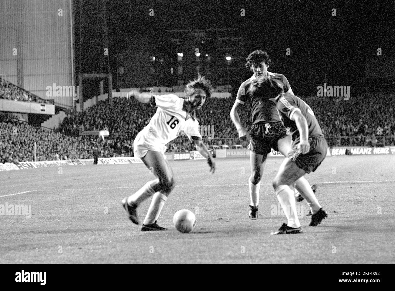 New York Cosmos' Johan Cruyff (l) takes on the Chelsea defence Stock ...