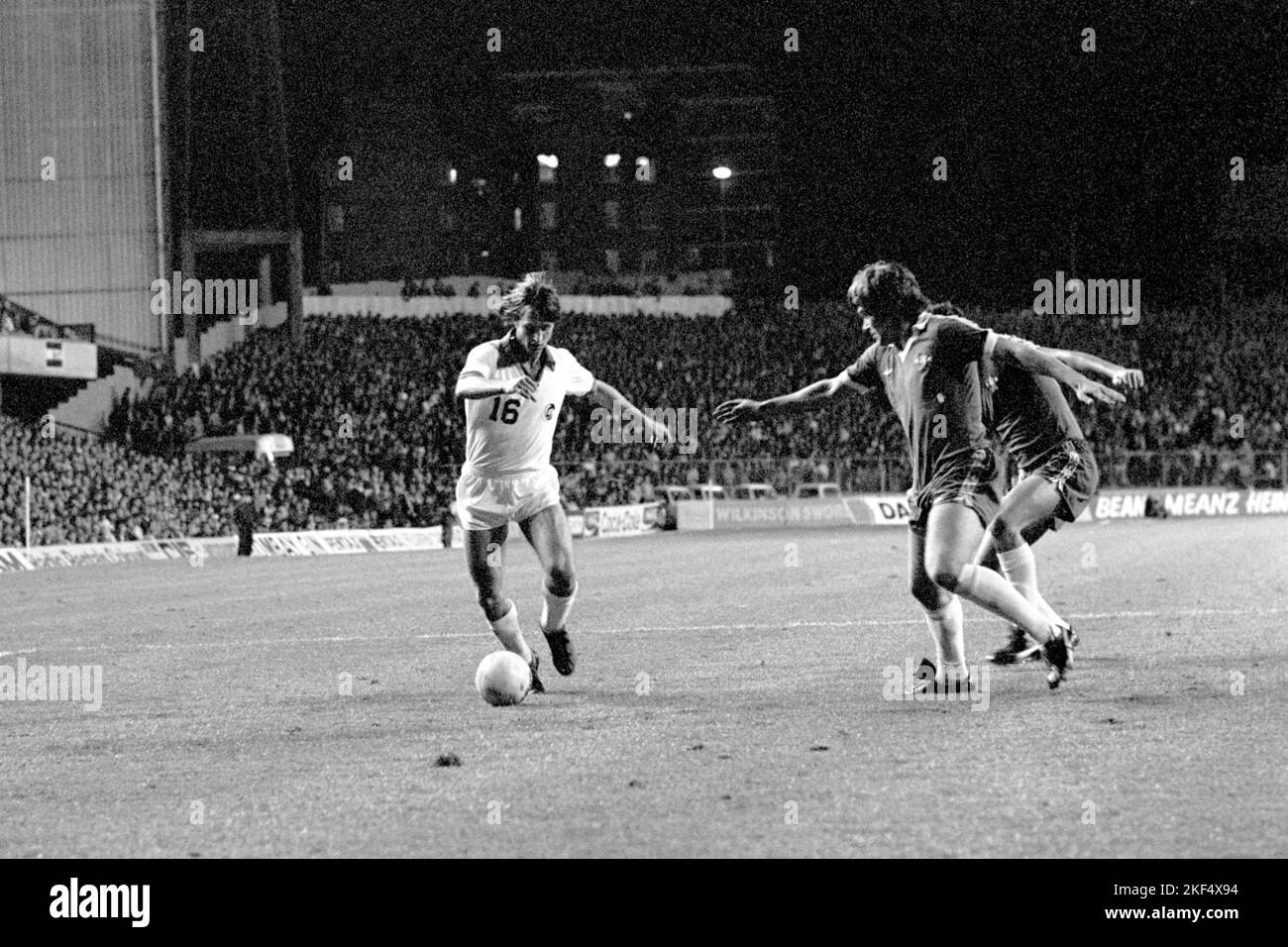 New York Cosmos' Johan Cruyff (l) takes on the Chelsea defence Stock ...