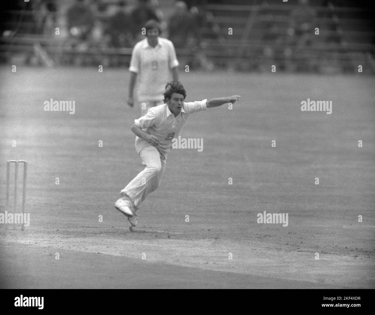 Robin Hobbs (Essex) bowling Stock Photo - Alamy