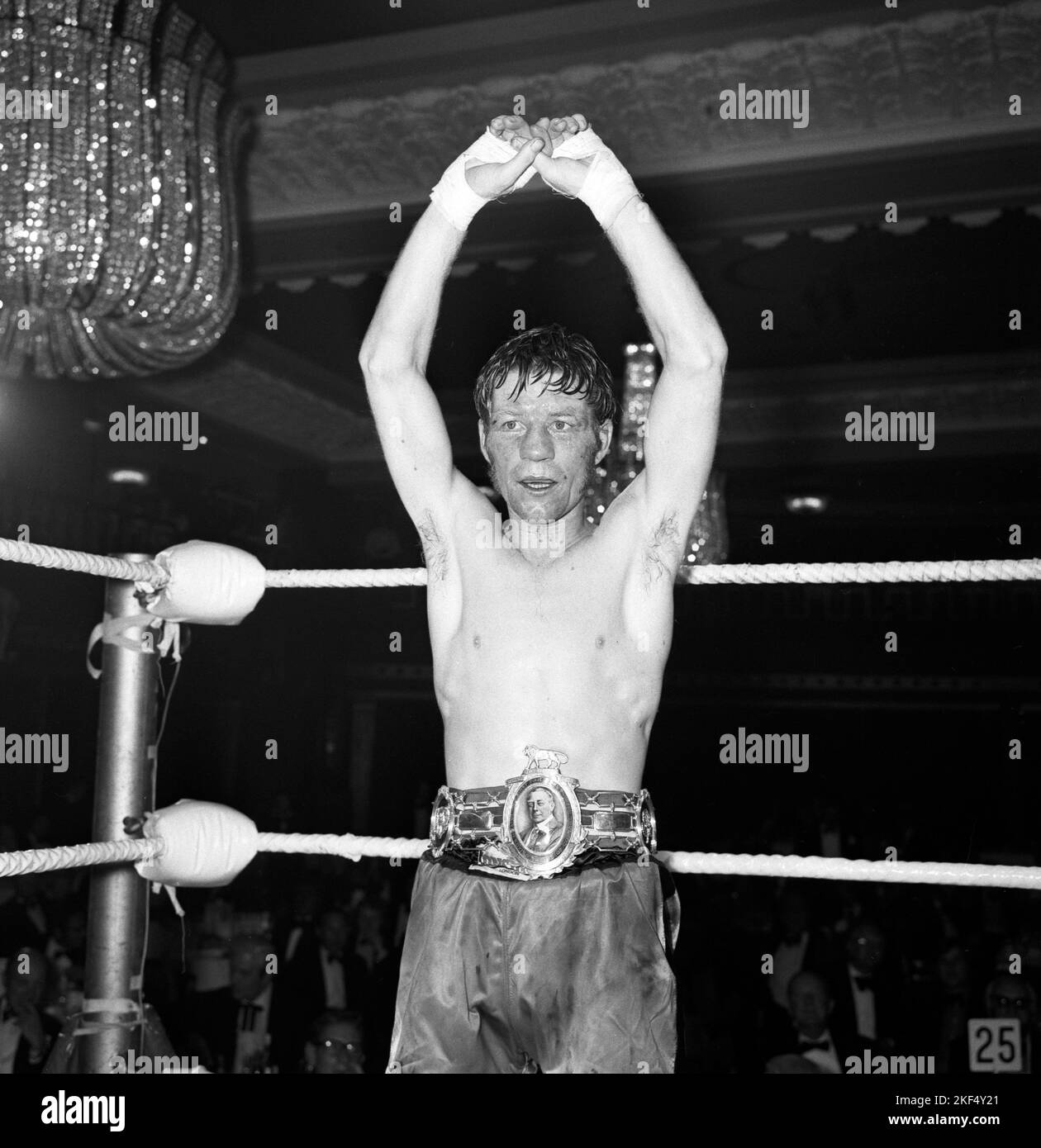 Evan Armstrong, the winner over Alan Richardson Stock Photo - Alamy