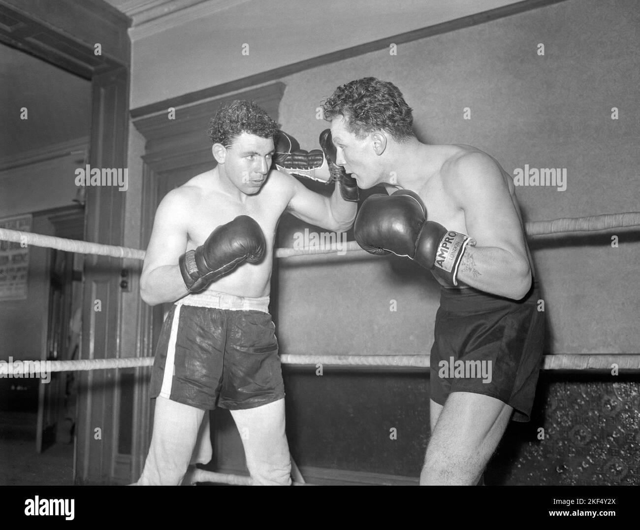 Boxers Johnny Williams (l) and Henry Cooper spar Stock Photo - Alamy