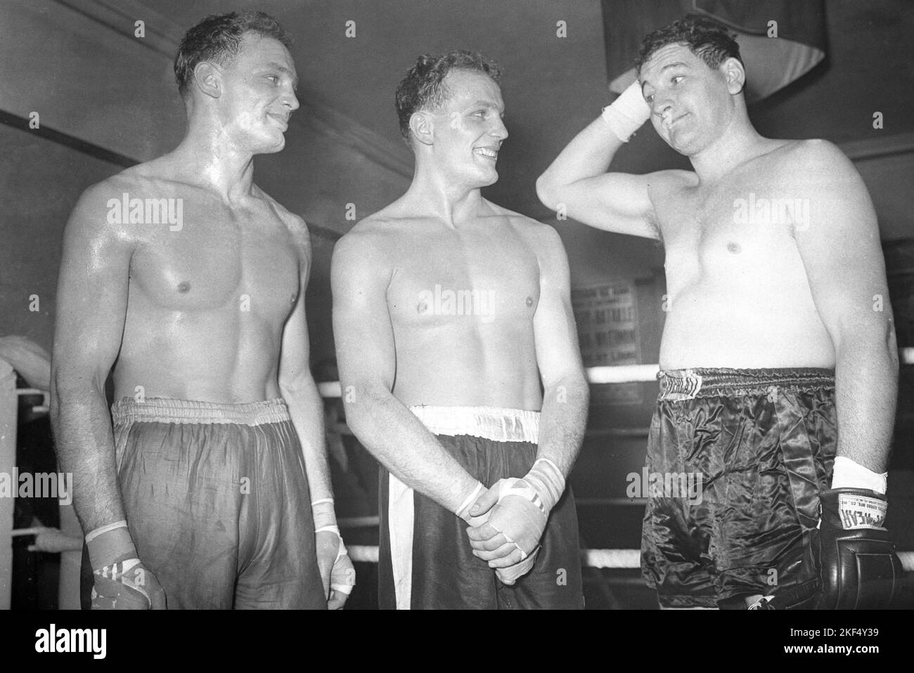 (L-R) Jimmy Cooper, Henry Cooper and James Parker Stock Photo - Alamy
