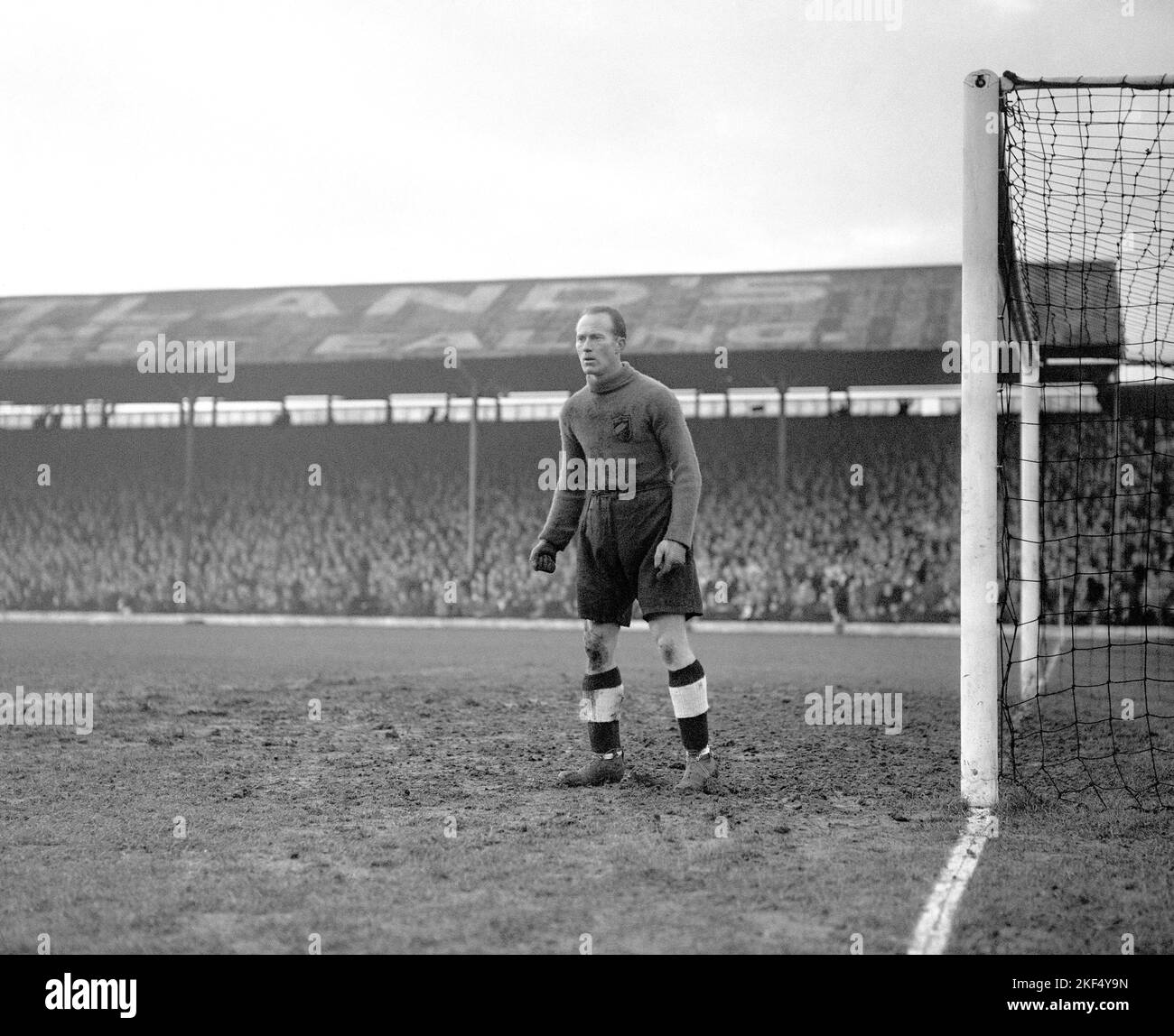 Bernard Streten, Luton Town goalkeeper Stock Photo - Alamy