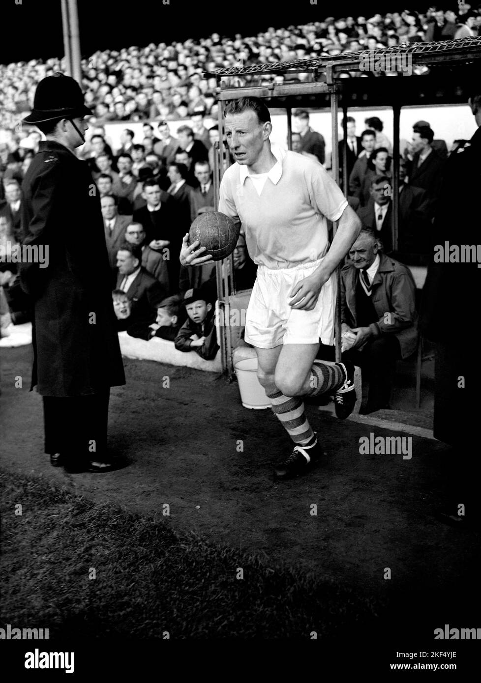 Manchester City's Dave Ewing runs out of the tunnel Stock Photo - Alamy