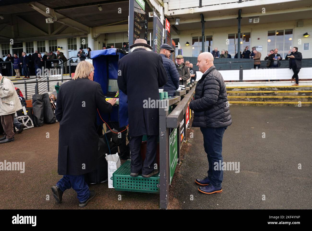 Bookmakers at warwick racecourse hi-res stock photography and images ...
