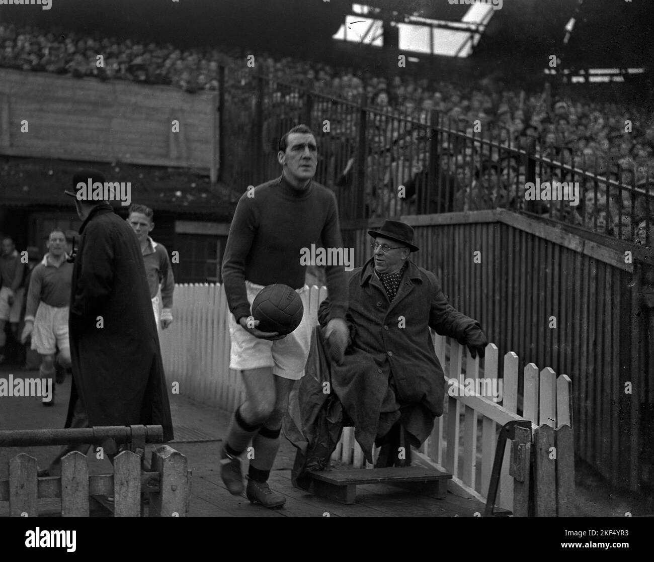 Manchester City goalkeeper Frank Swift walks out at Maine Road Stock ...