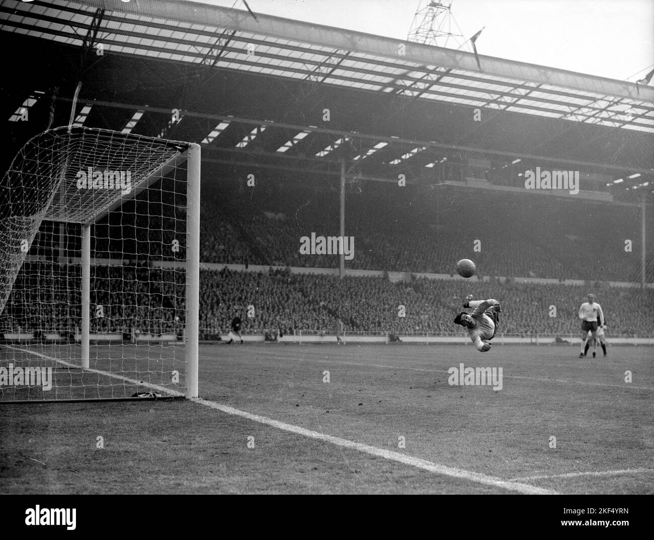 England goalkeeper Gordon Banks makes a flying save Stock Photo - Alamy