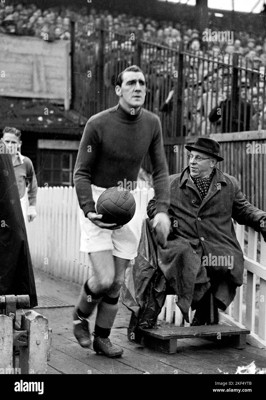 Manchester City goalkeeper Frank Swift walks out at Maine Road Stock ...