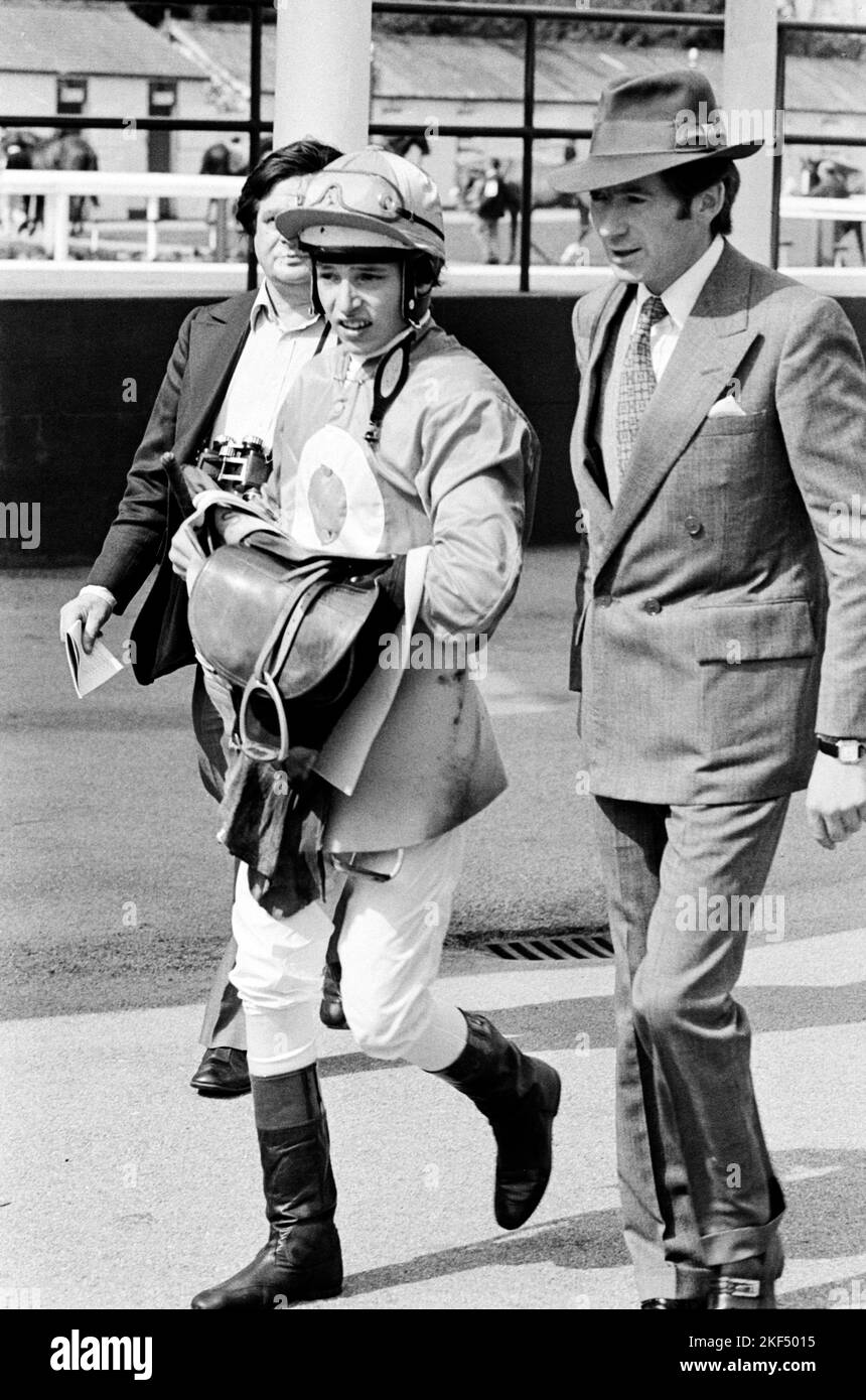 American jockey Steve Cauthen and horse trainer Barry Hills Stock Photo ...