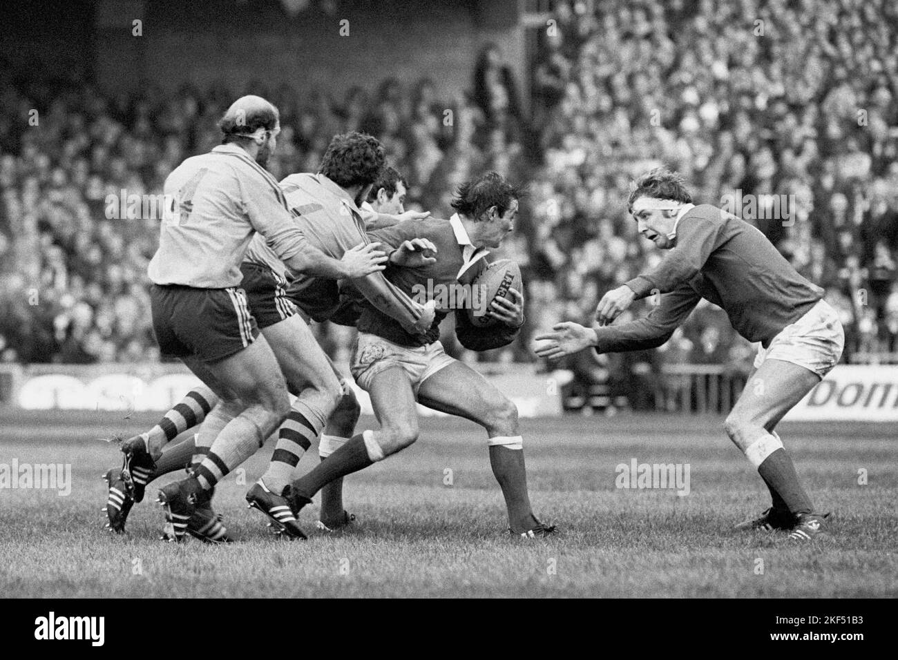 Wales's Allan Phillips (second r) hands off to teammate Dick Moriarty ...