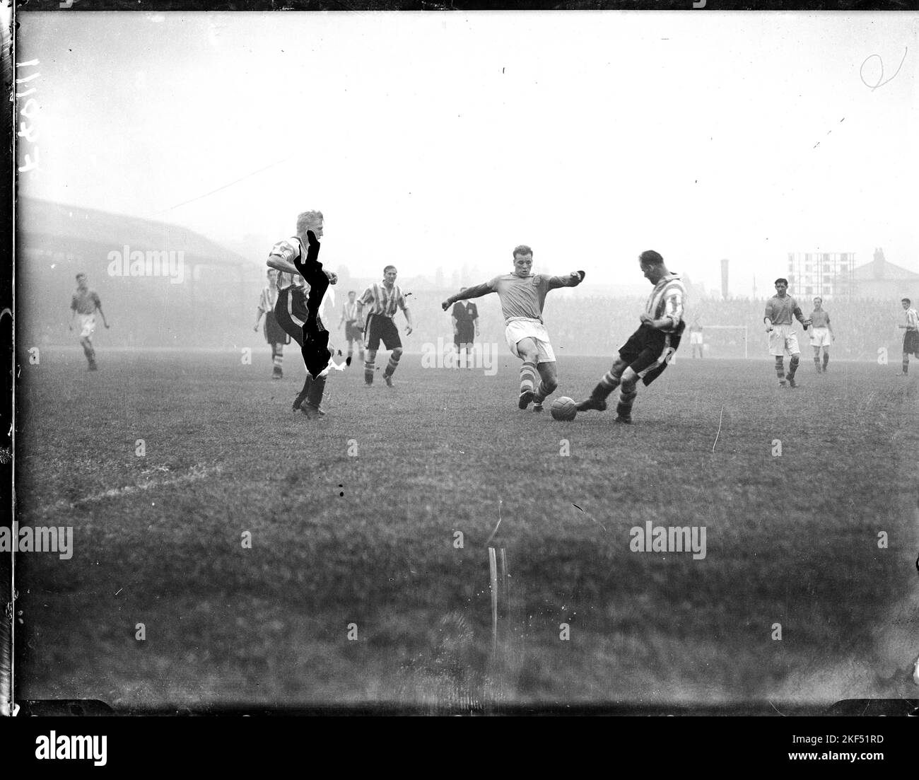 Leeds United's John Charles (c) tackles Brentford's Fred Monk (r Stock ...