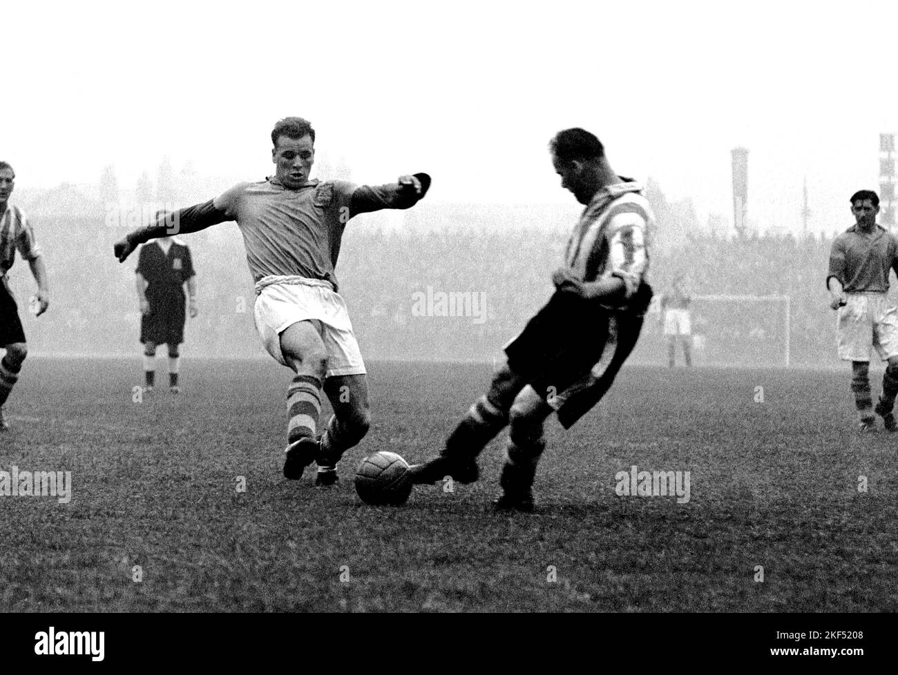 Leeds United's John Charles (c) tackles Brentford's Fred Monk (r Stock ...