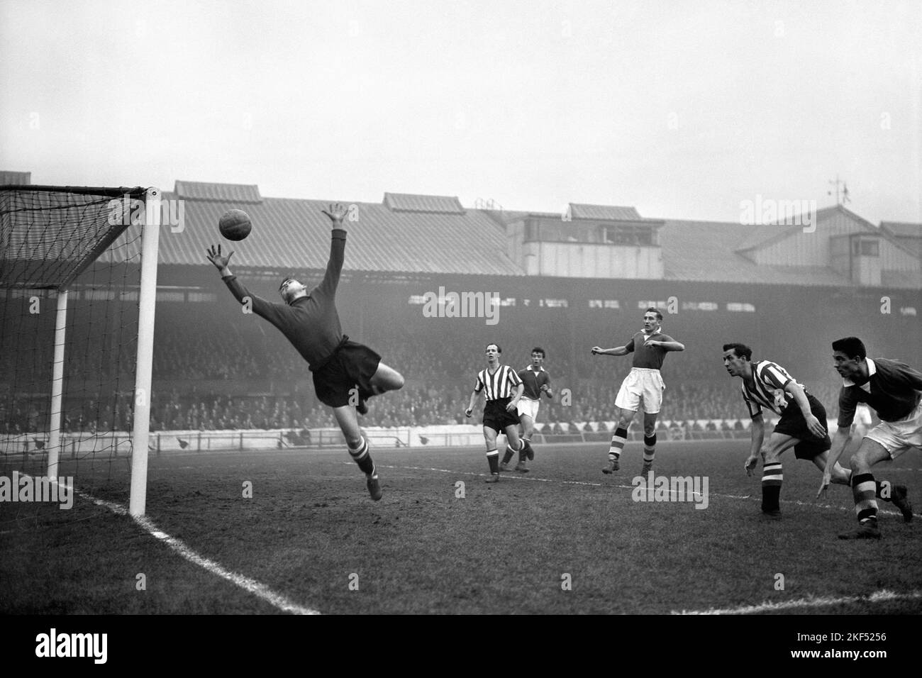 Sheffield United goalkeeper Alan Hodgkinson dives to make a save Stock ...