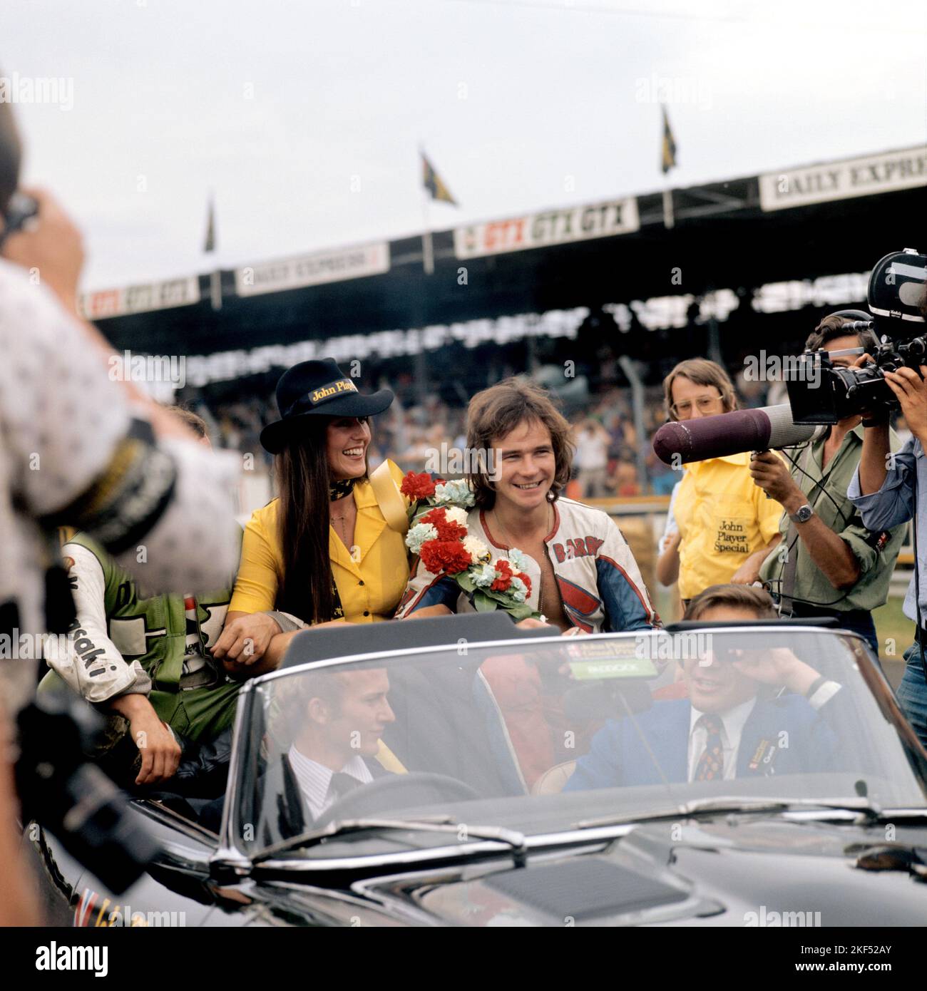 500cc grand prix winner Barry Sheene is driven on a lap of honour Stock ...
