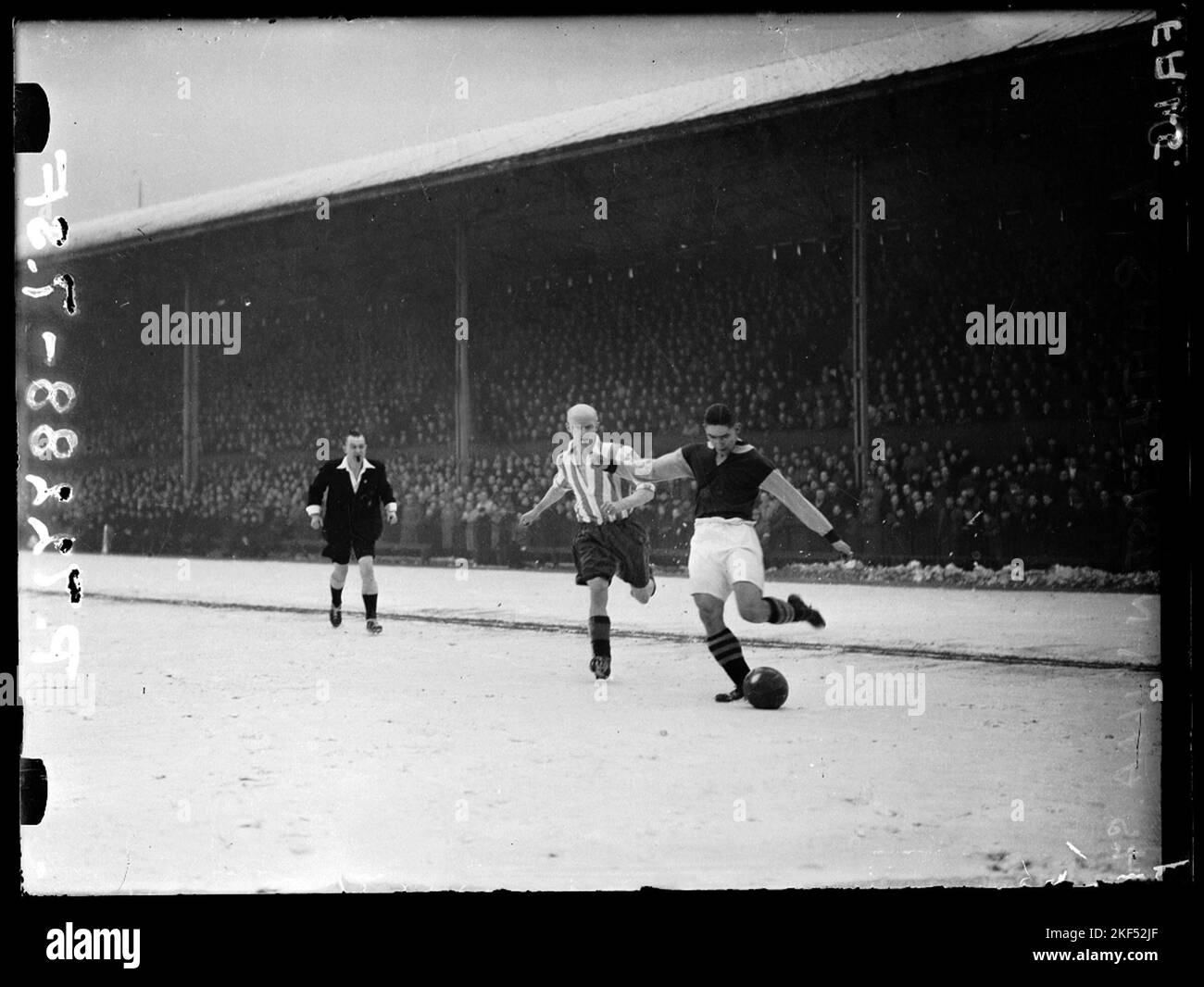 Aston Villa's Les Smith (r) crosses the ball Stock Photo - Alamy