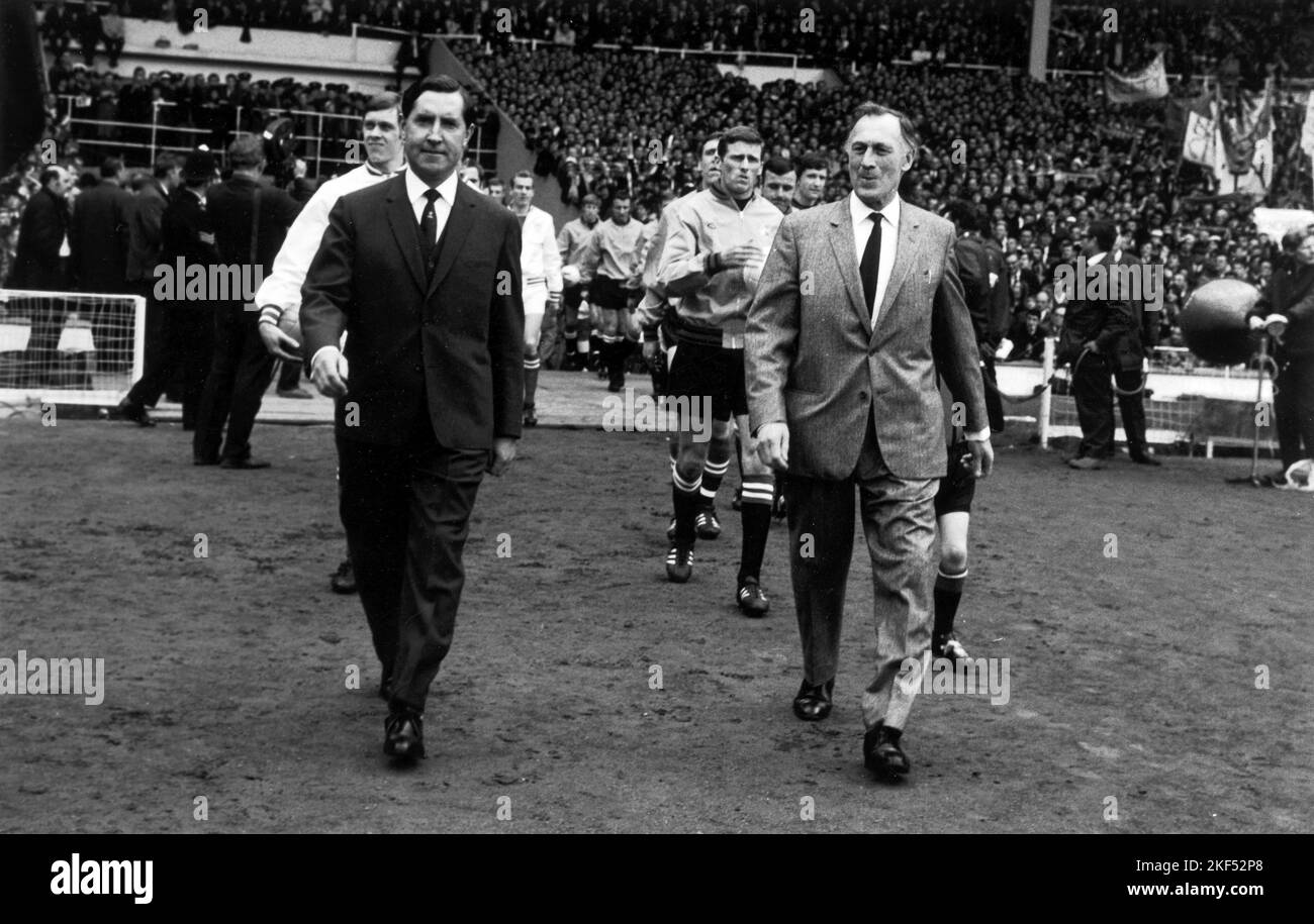 Leicester City manager Frank O'Farrell (l) and Manchester City manager ...