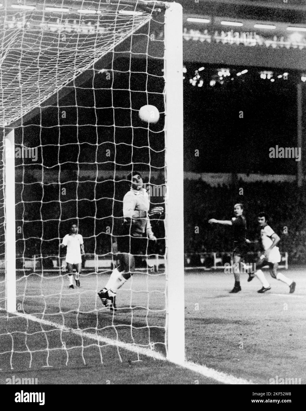 Manchester United s Bobby Charlton second R Heads His Team s Fourth Manchester United s Bobby Charlton second R Heads His Team s Fourth