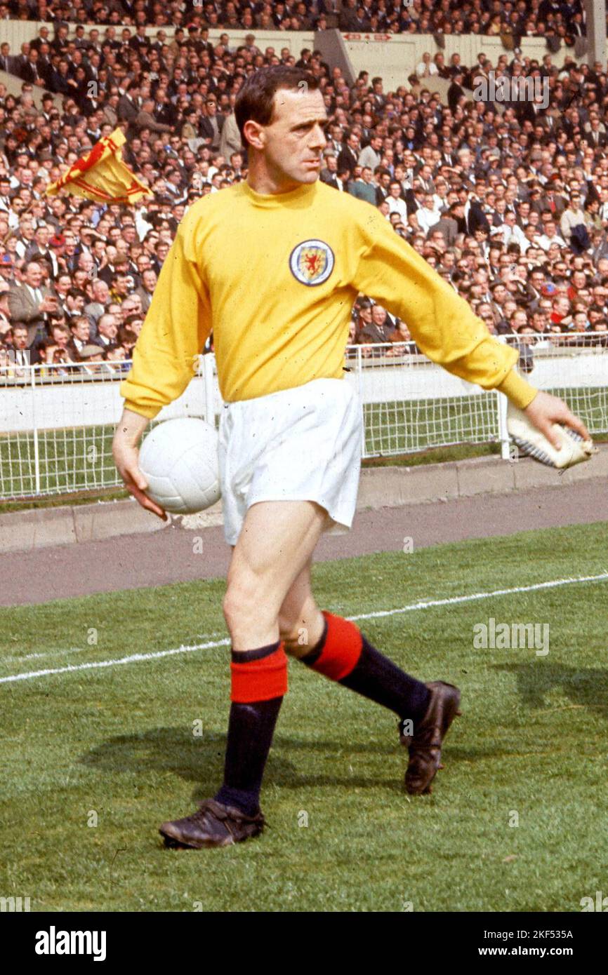 Scotland's Ronnie Simpson walks onto the Wembley pitch Stock Photo - Alamy