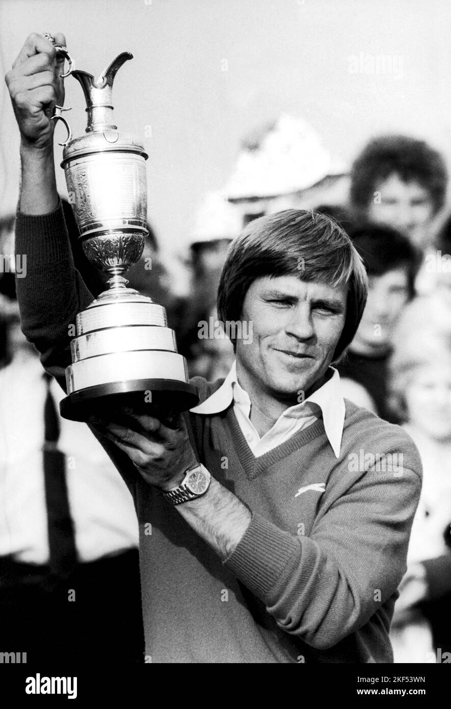 Open champion Bill Rogers lifts the Claret Jug Stock Photo - Alamy