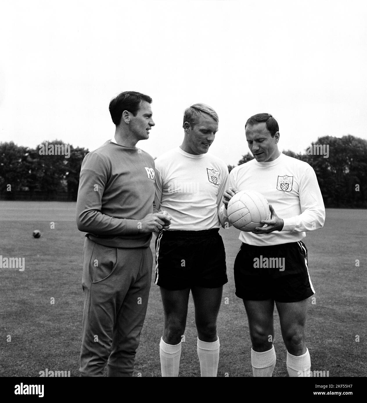 (L-R) Fulham manager Bobby Robson looks on as Frank Large and George ...