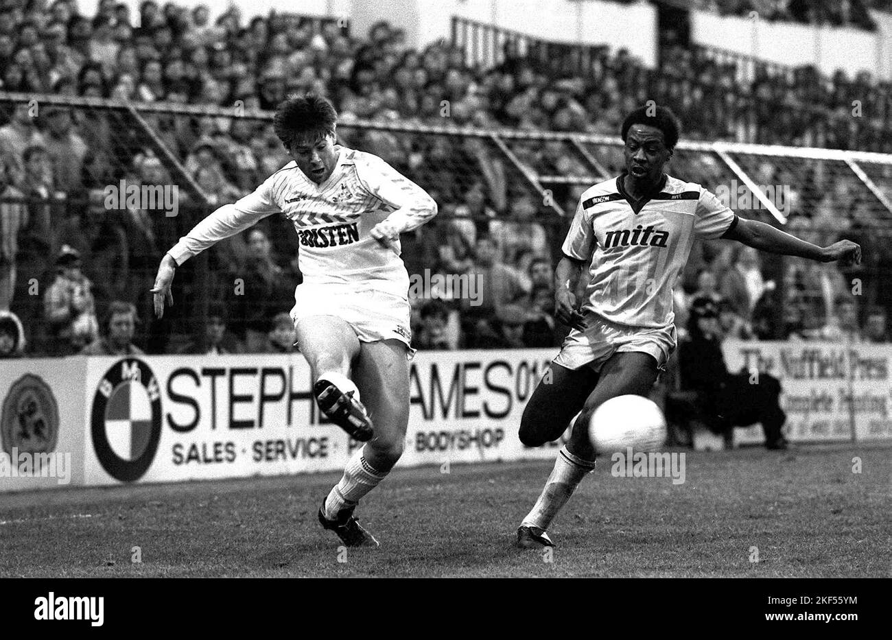 Tottenham Hotspur's Chris Waddle (l) outpaces Aston Villa's Mark ...