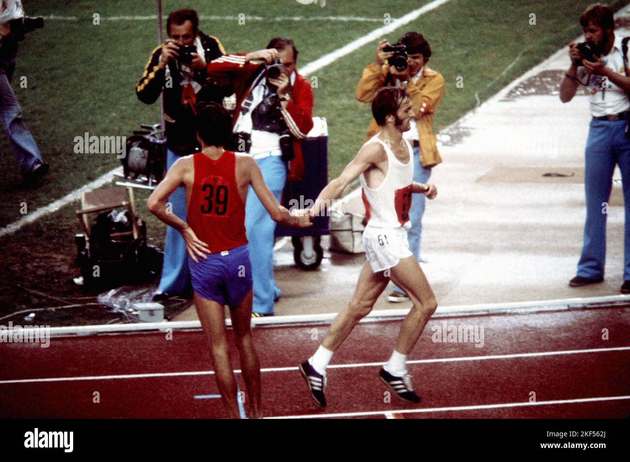 (L-R) USA's Silver medalist Frank Shorter congratulates Gold medal ...