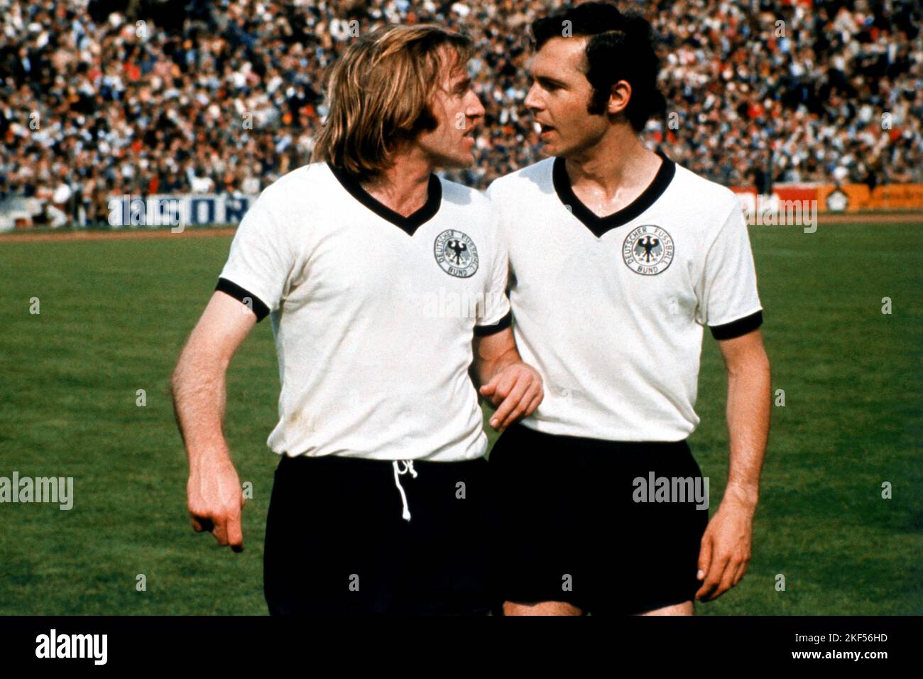 (L-R) West Germany's Gunter Netzer argues with teammate Franz Beckenbauer Stock Photo - Alamy