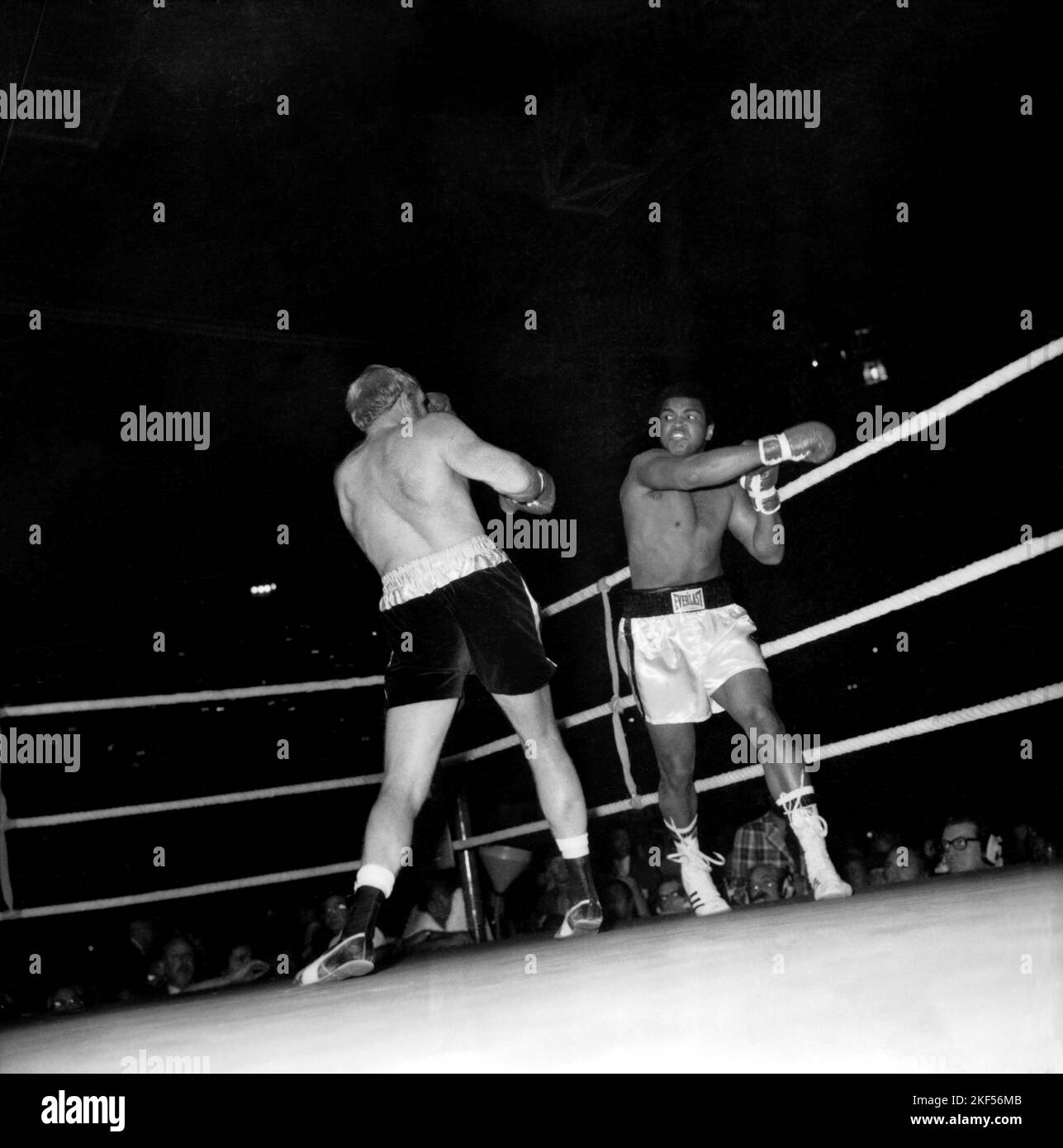 World Heavyweight Champion Muhammad Ali (r) swings at challenger ...