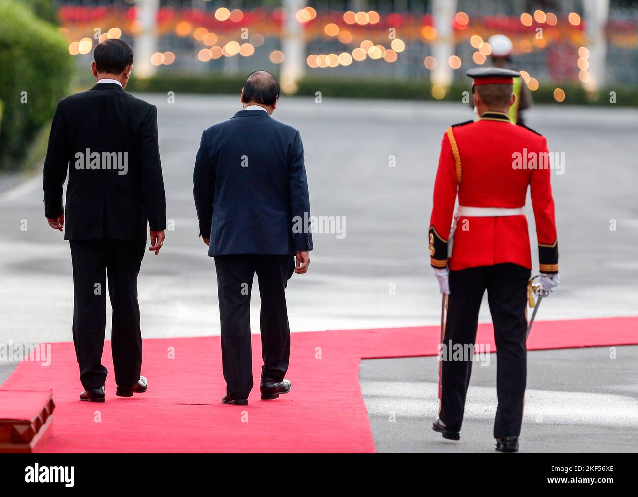 Vietnam's President Nguyen Xuan Phuc and Thailand's Prime Minister ...