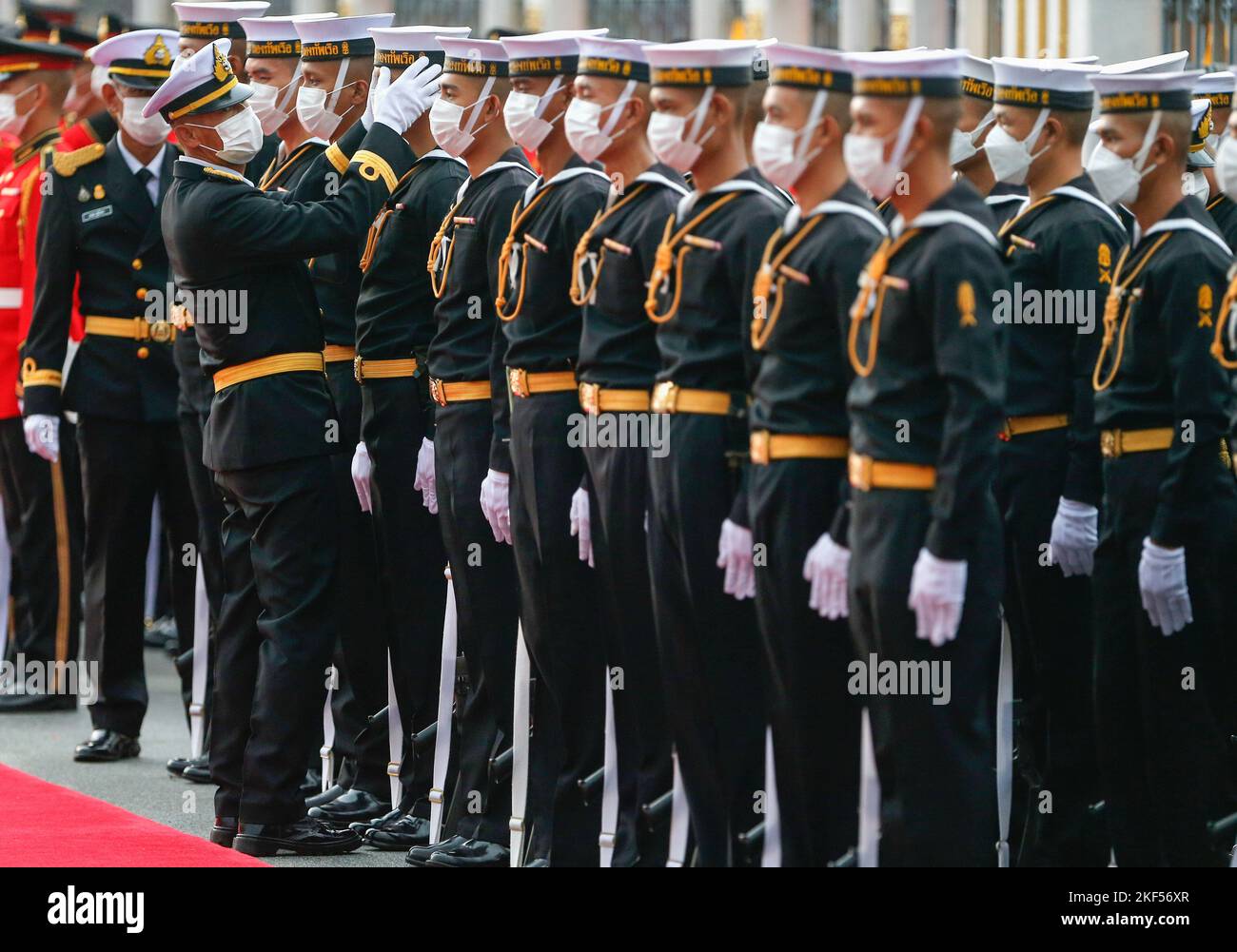 Members of the guard of honour organize the hat of their colleague ...