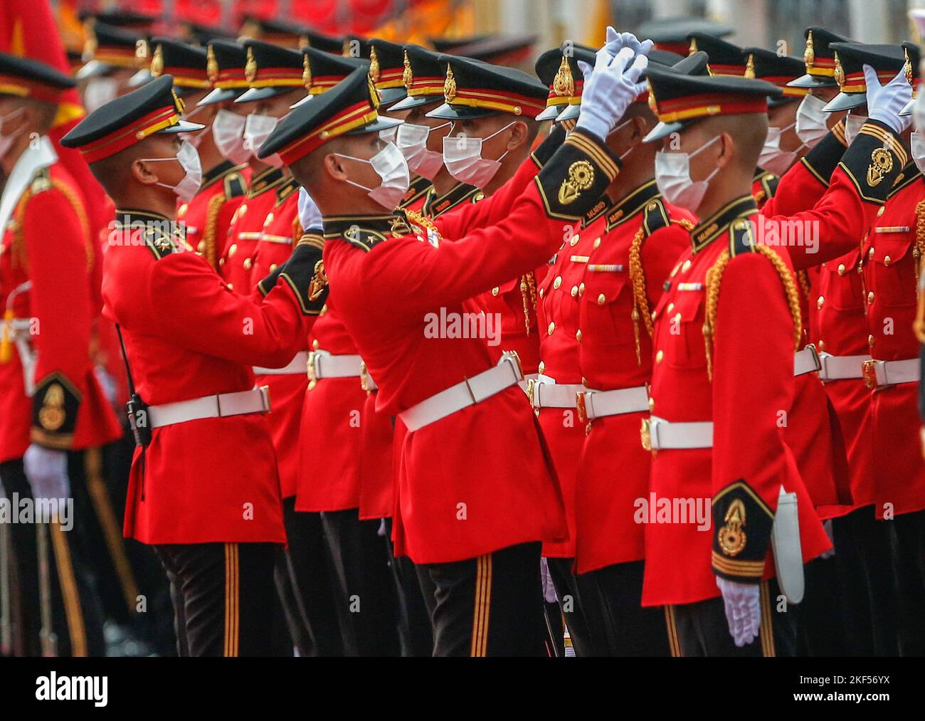 Members of the guard of honour organize the hat of their colleague ...