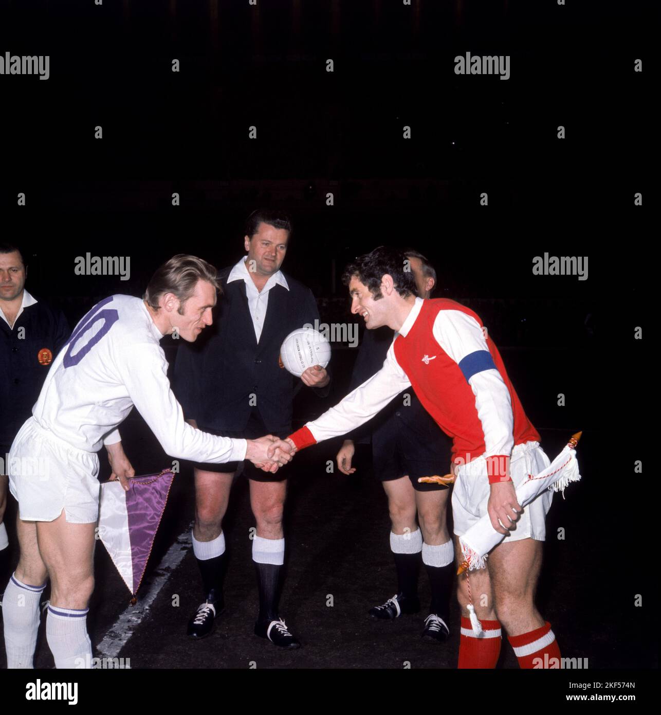 (L-R) Anderlecht captain Paul van Himst shakes hands with Arsenal ...