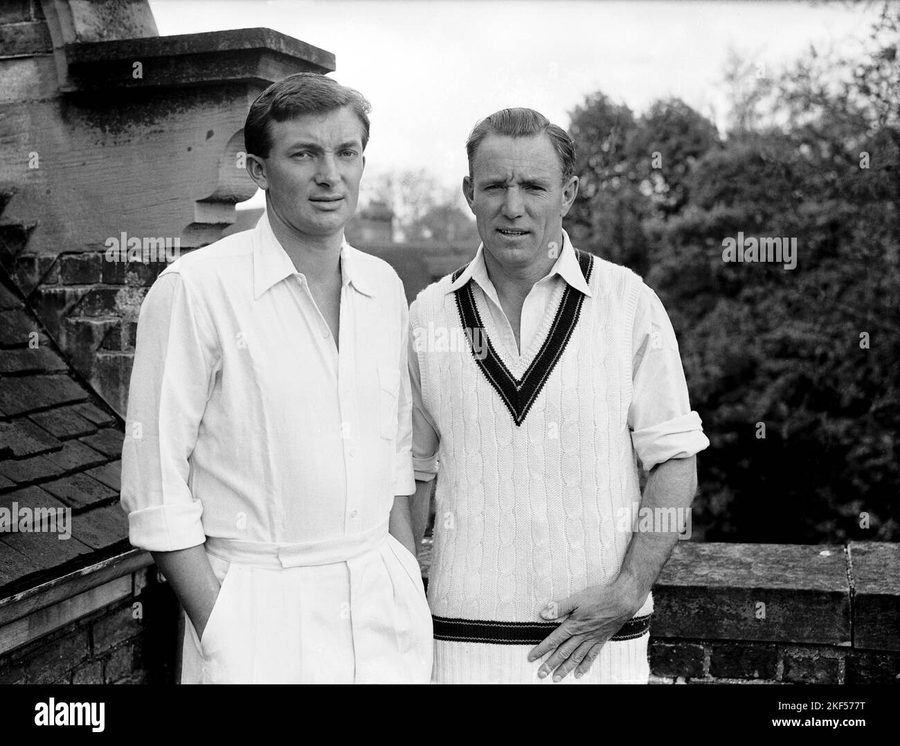 (L-R) Australia's Richie Benaud and Ray Lindwall Stock Photo - Alamy