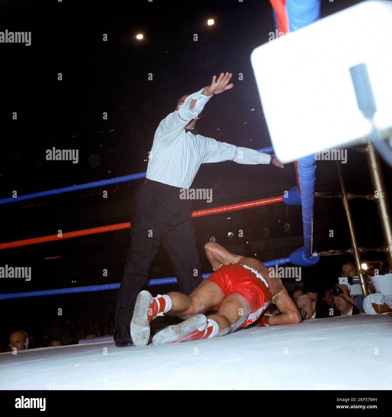 Referee Harry Gibbs signals to Brian London's corner after counting him ...