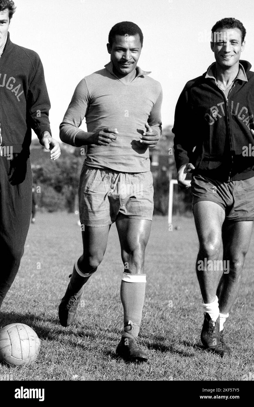 (L-R) Portugal's Mario Coluna and Dominic Cavem in training for their ...