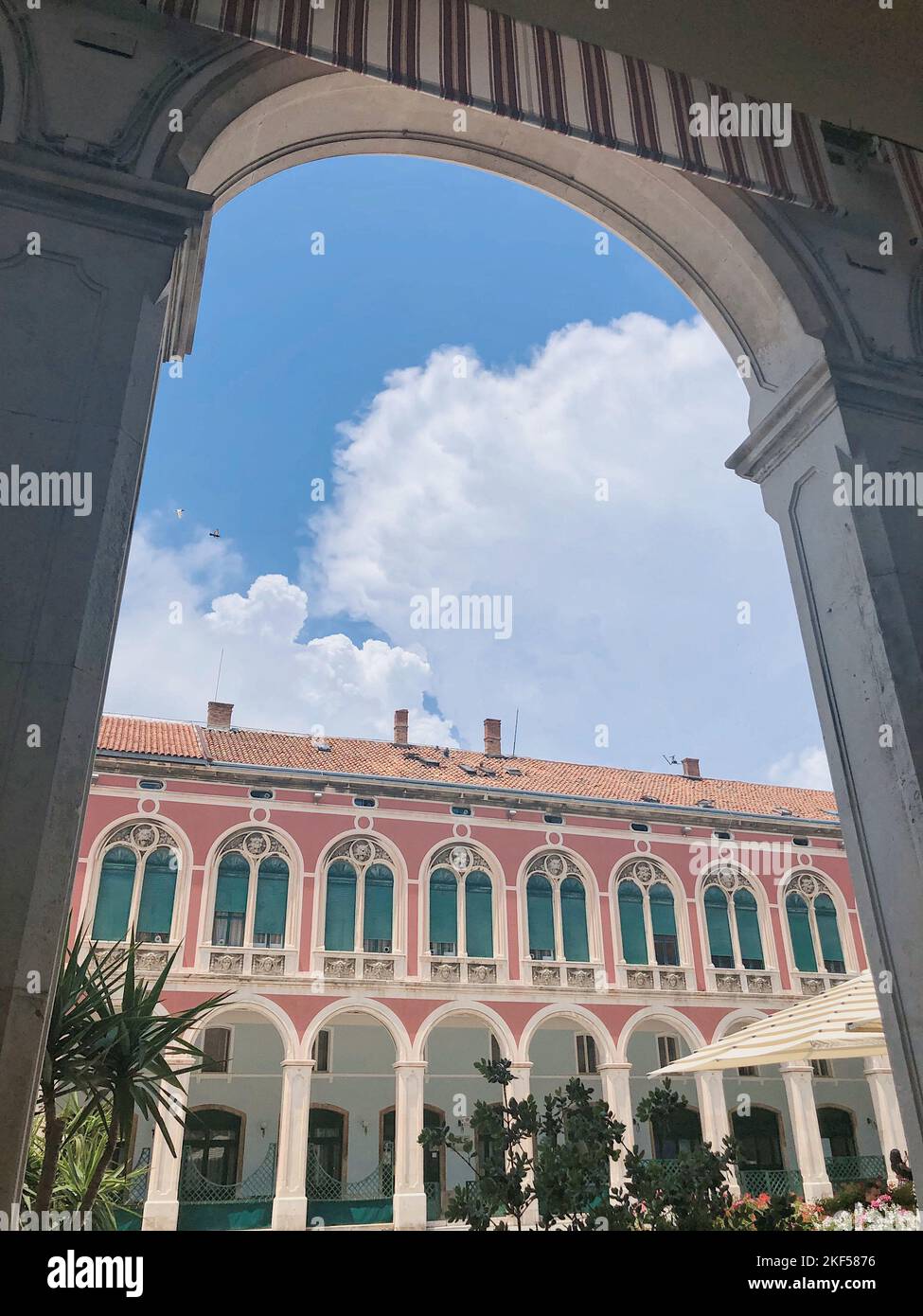 A low-angle shot of an archway on the hallway of a building overlooking ...