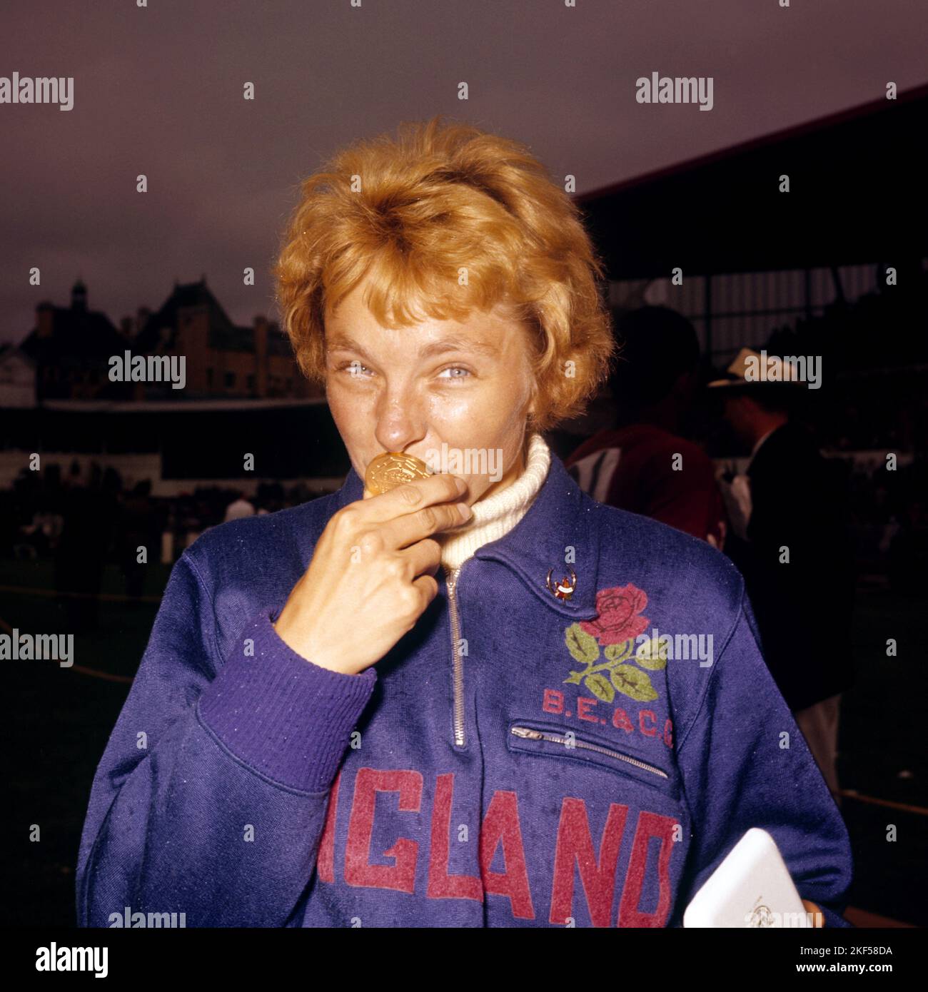 Sheila Hoskin kisses her gold medal Stock Photo - Alamy