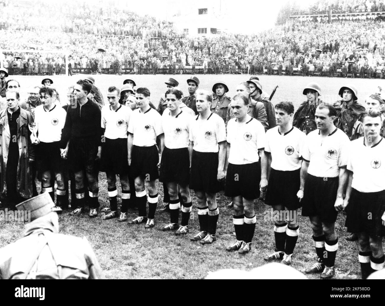 (L-R) West Germany's Fritz Walter (holding the Jules Rimet Trophy ...