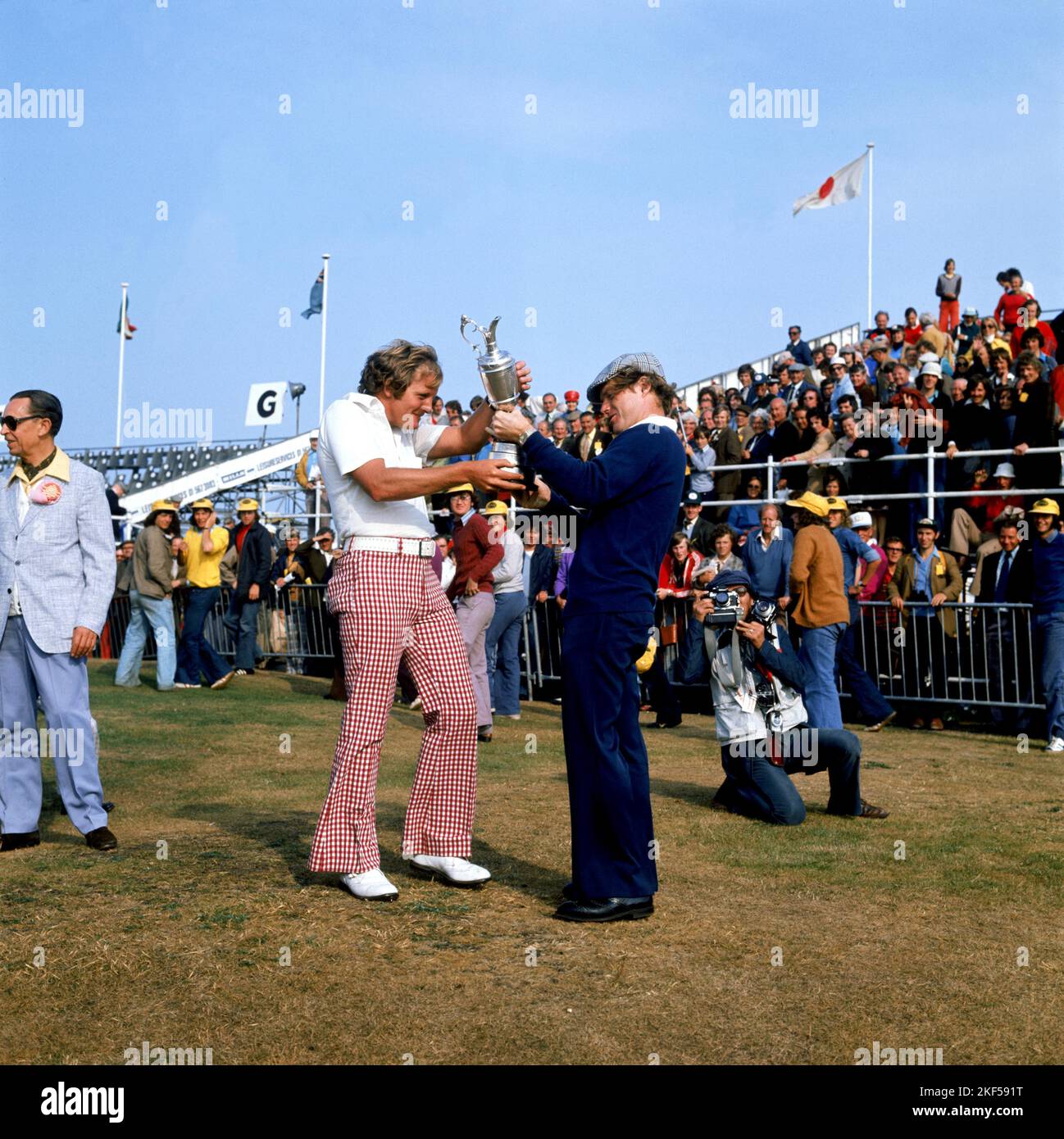 Open Champion Tom Watson (r) and runner up Jack Newton (l) try to fix ...