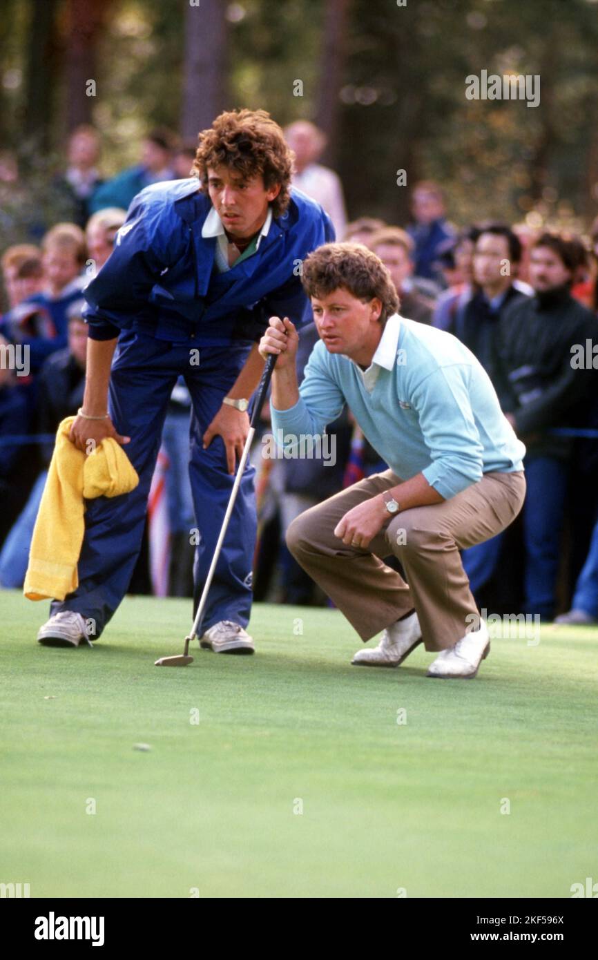 Ian Woosnam (r) and his caddy Phil Morbey (l) line up a putt Stock ...
