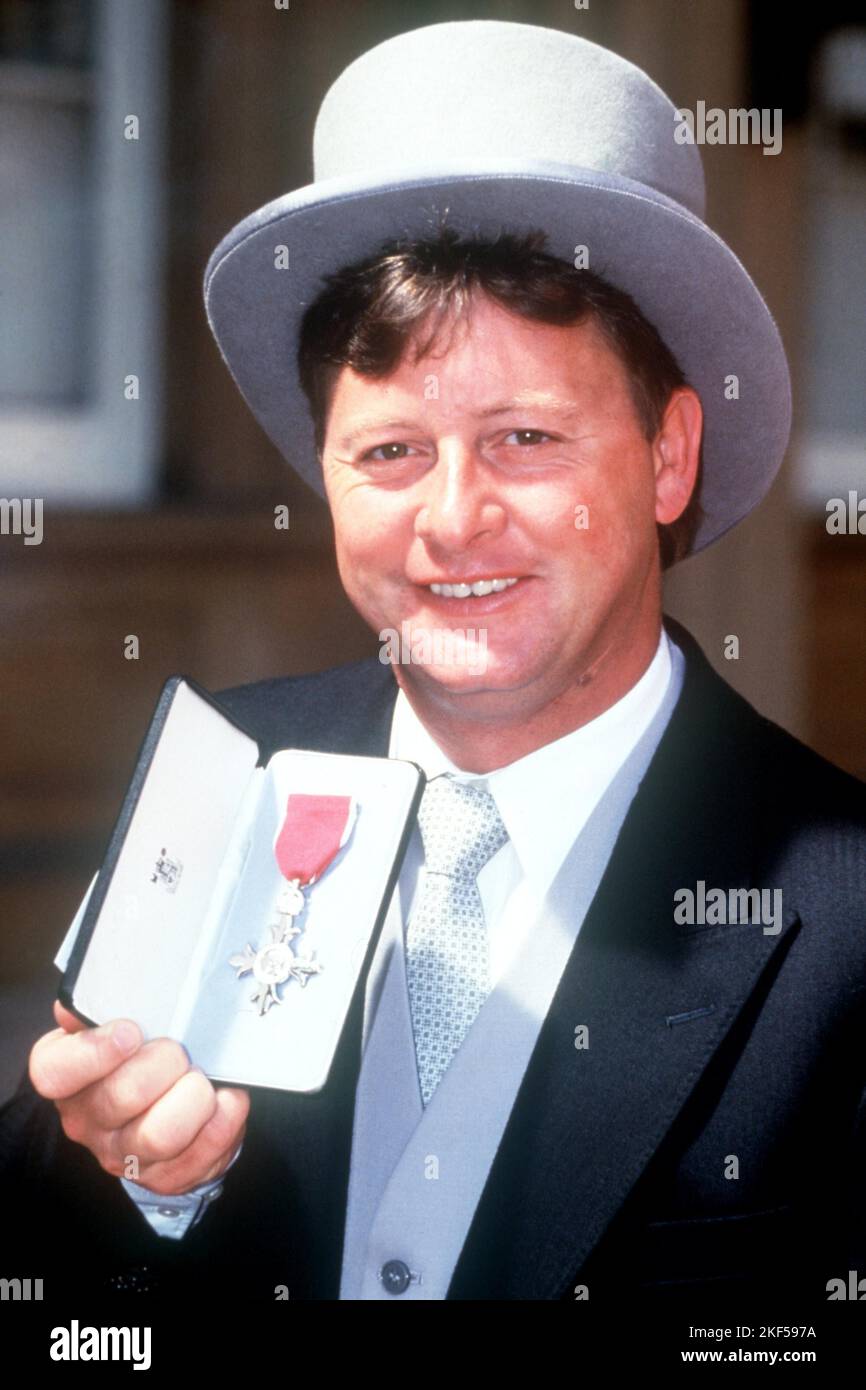 Ian Woosnam shows off his MBE after leaving Buckingham Palace Stock ...