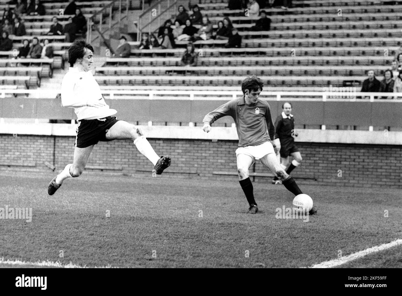 Nottingham Forest's Duncan McKenzie (r) crosses the ball Stock Photo ...