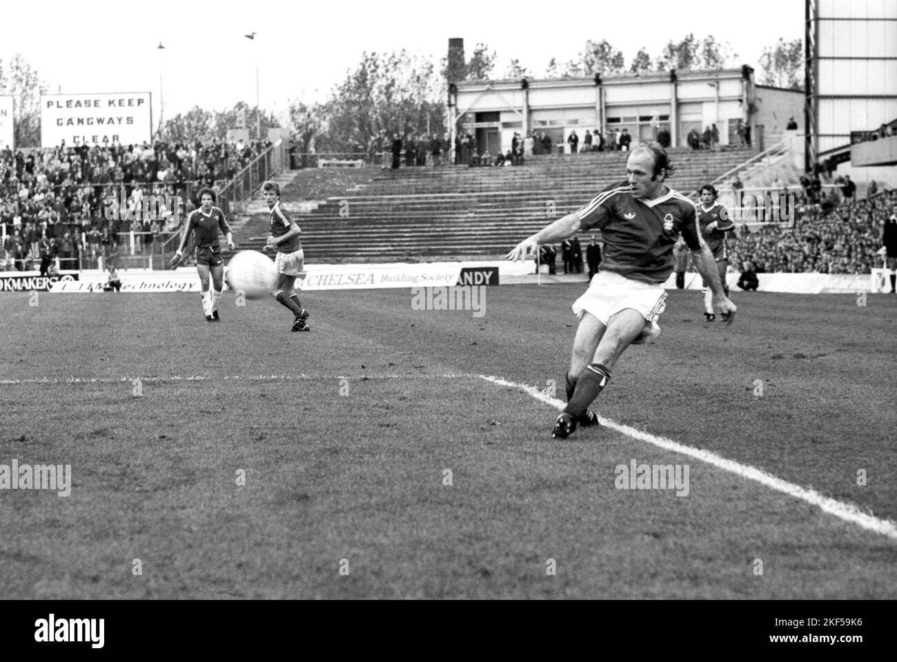 Nottingham Forest's Archie Gemmill crosses the ball Stock Photo - Alamy