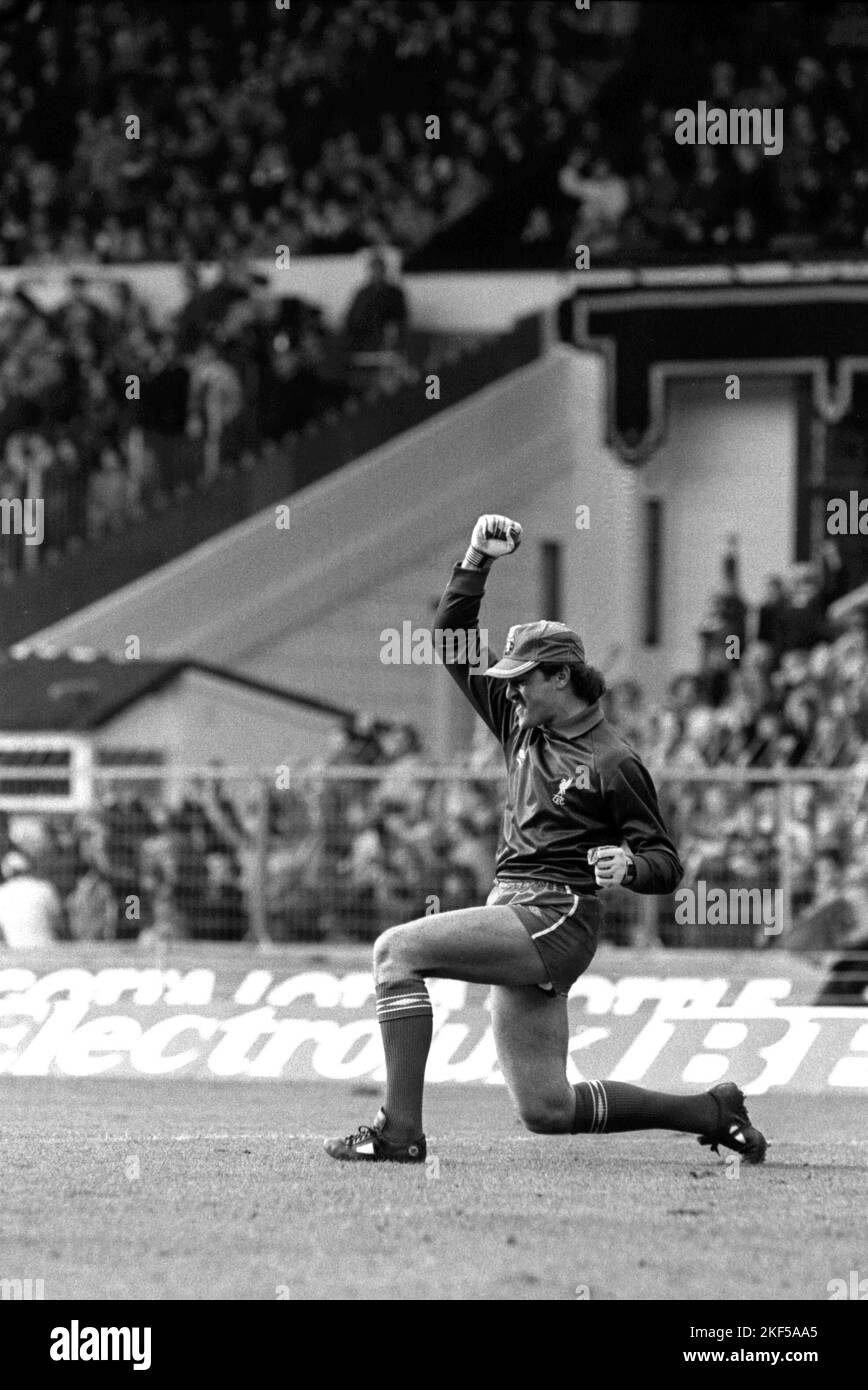 Liverpool goalkeeper Bruce Grobbelaar celebrates the winning goal Stock ...