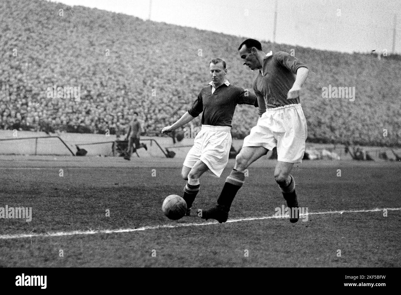 (L-R) Chelsea's Reg Williams takes on Manchester United's Allenby ...