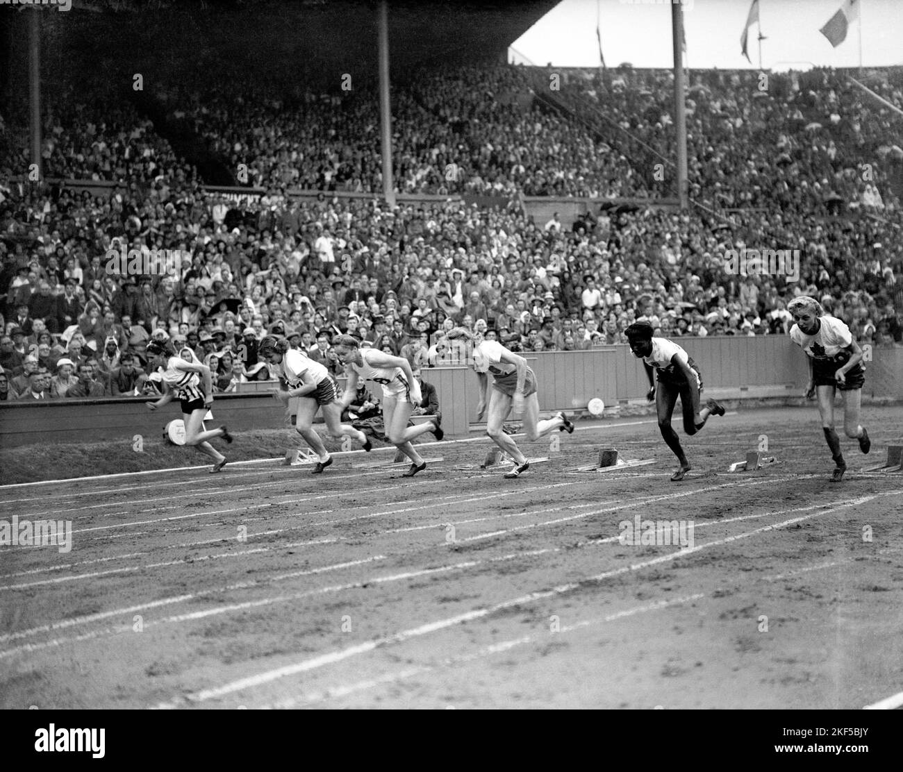 (L-R) The women's 100m final gets underway: Dorothy Manley (Great ...